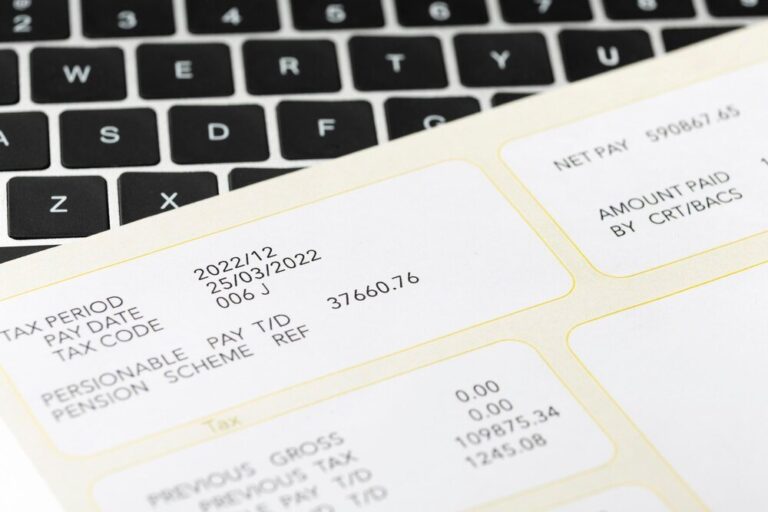 Jak analizować paski wypłaty i zarządzać finansami